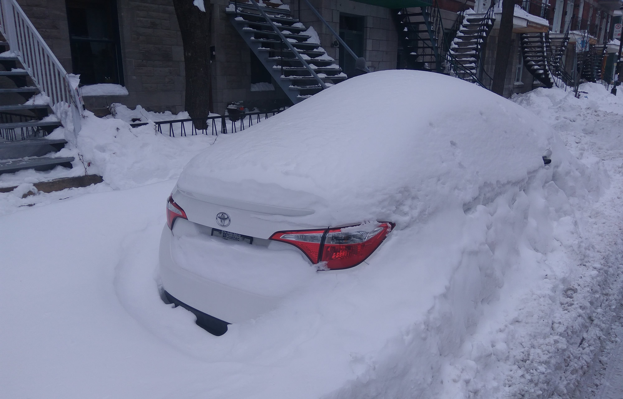 How To Deal with Your Car After a Snowstorm • LeaseCosts Canada